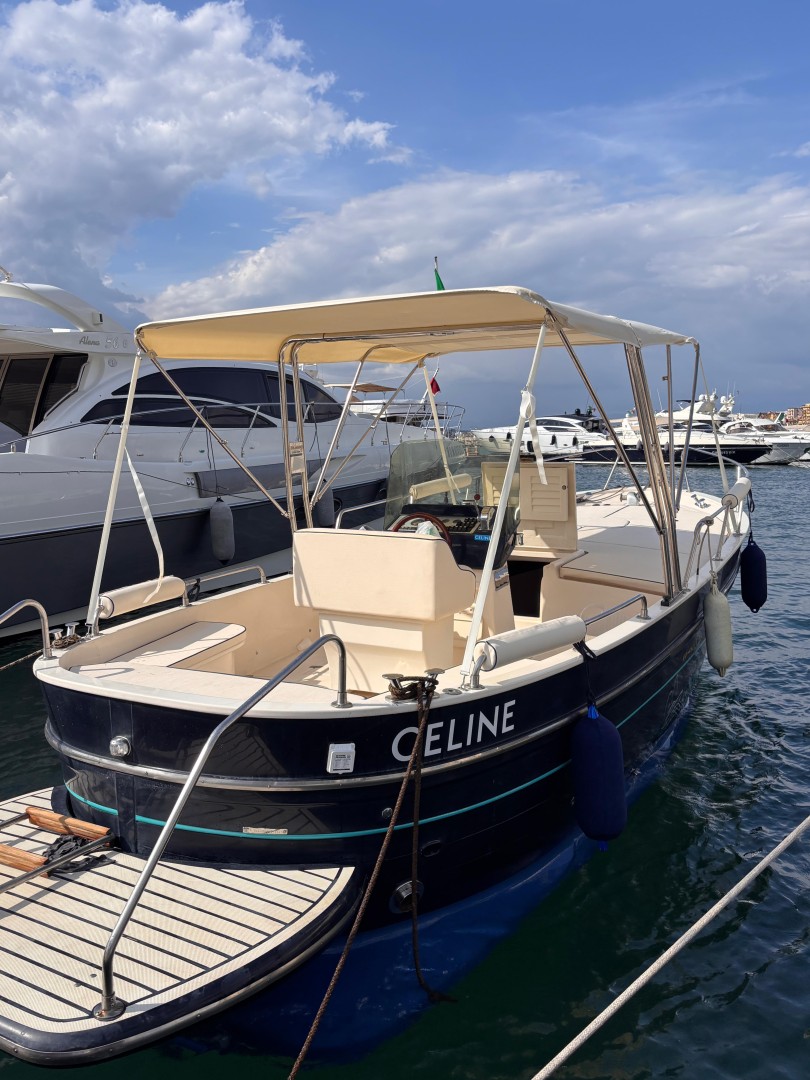 Verhuur van Motorboot Ingenito 8 Sorrento (Ingenito 8 - Celine) | SamBoat