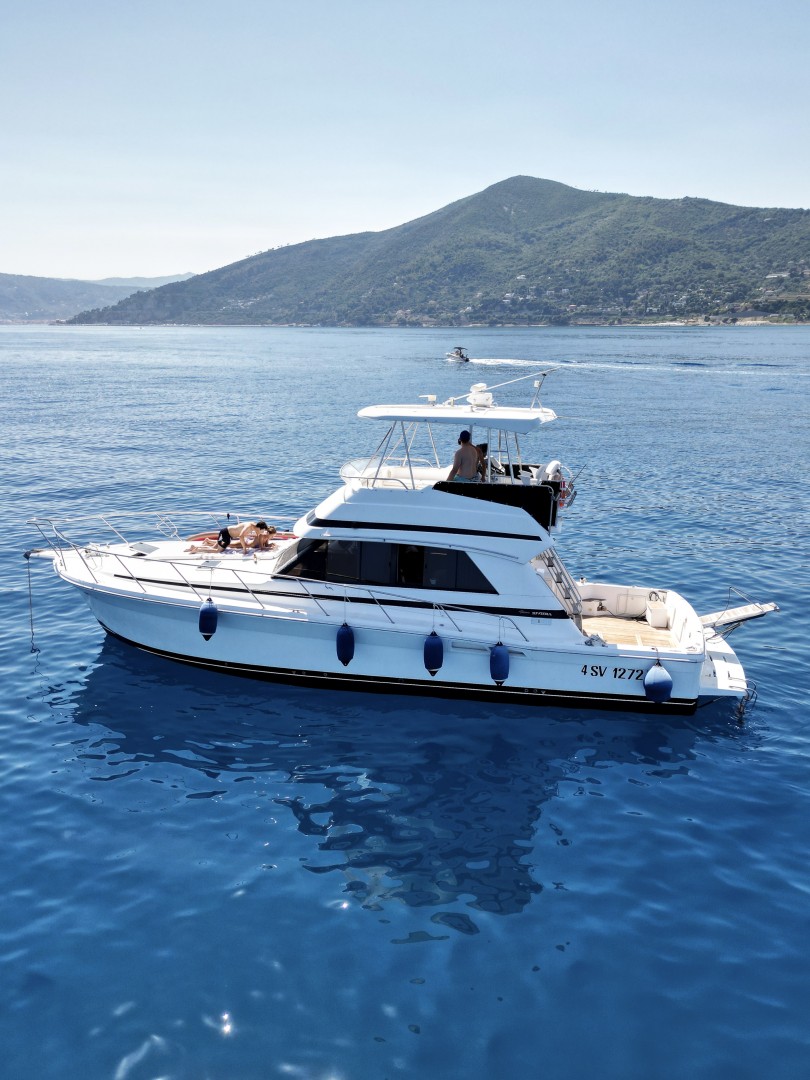 Verhuur van Motorboot Riviera 43 open flybridge Alassio | SamBoat