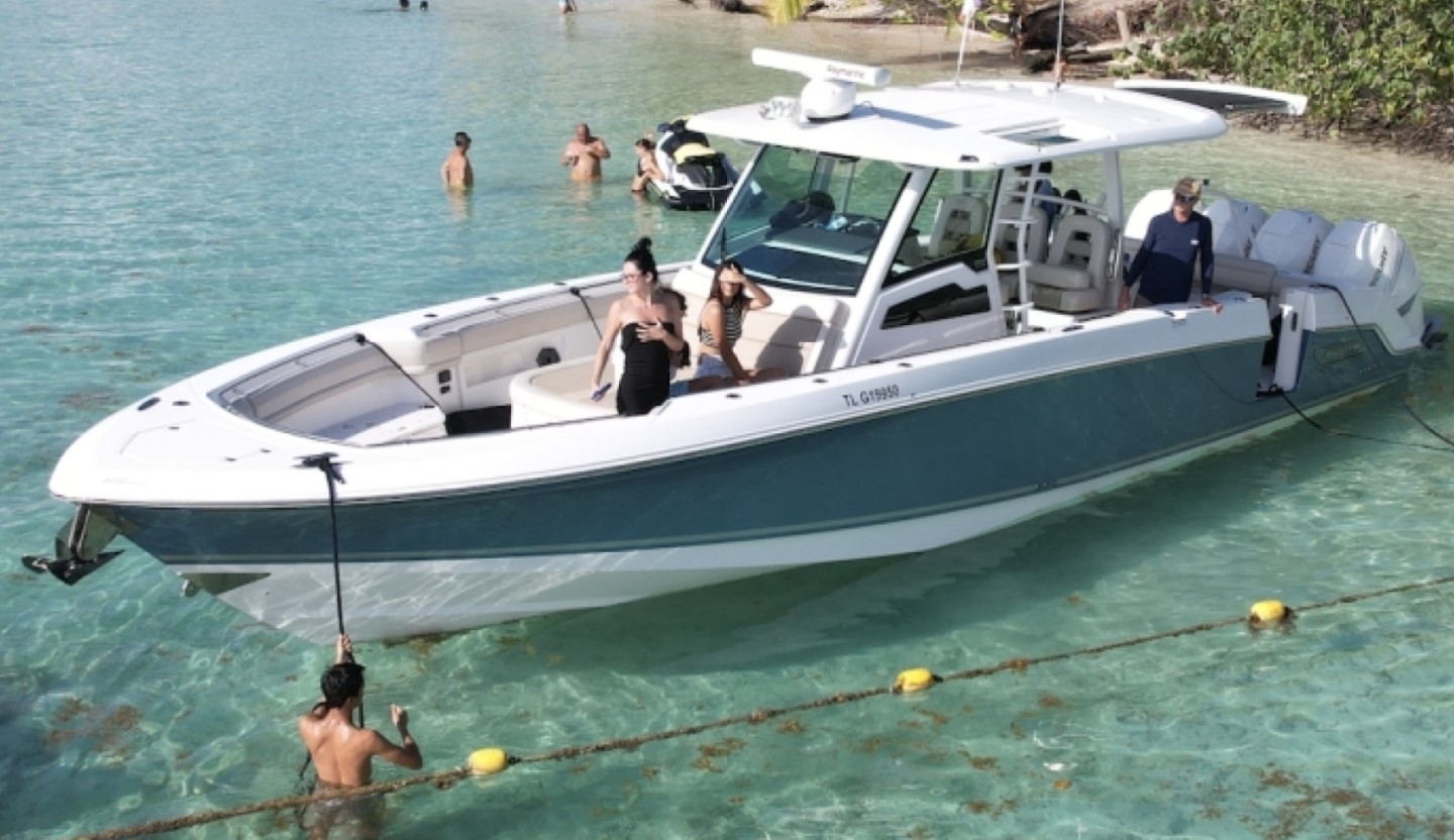 Verhuur van Motorboot Boston Whaler 380 Outrage Pointe-à-Pitre | SamBoat